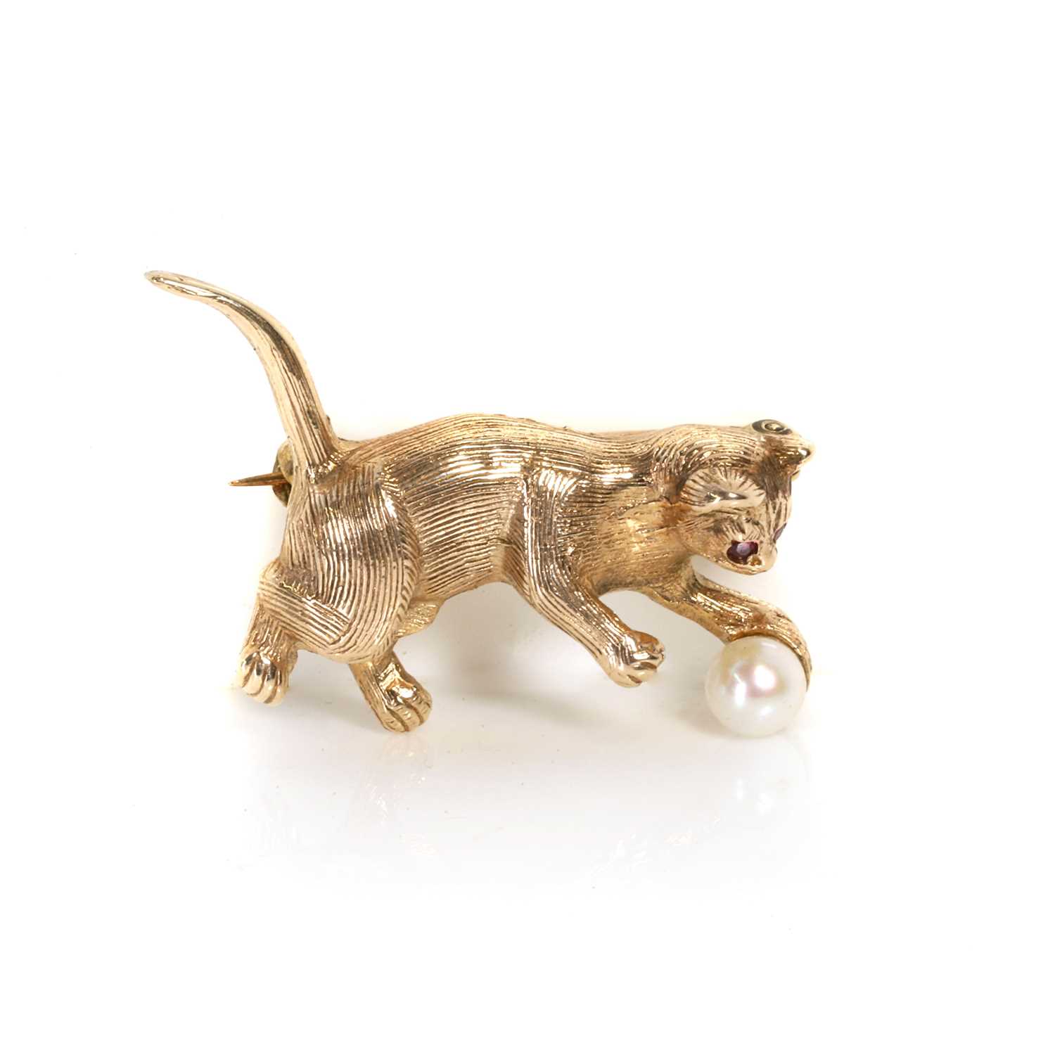 Lot 177 - A 9ct gold cultured pearl and garnet cat