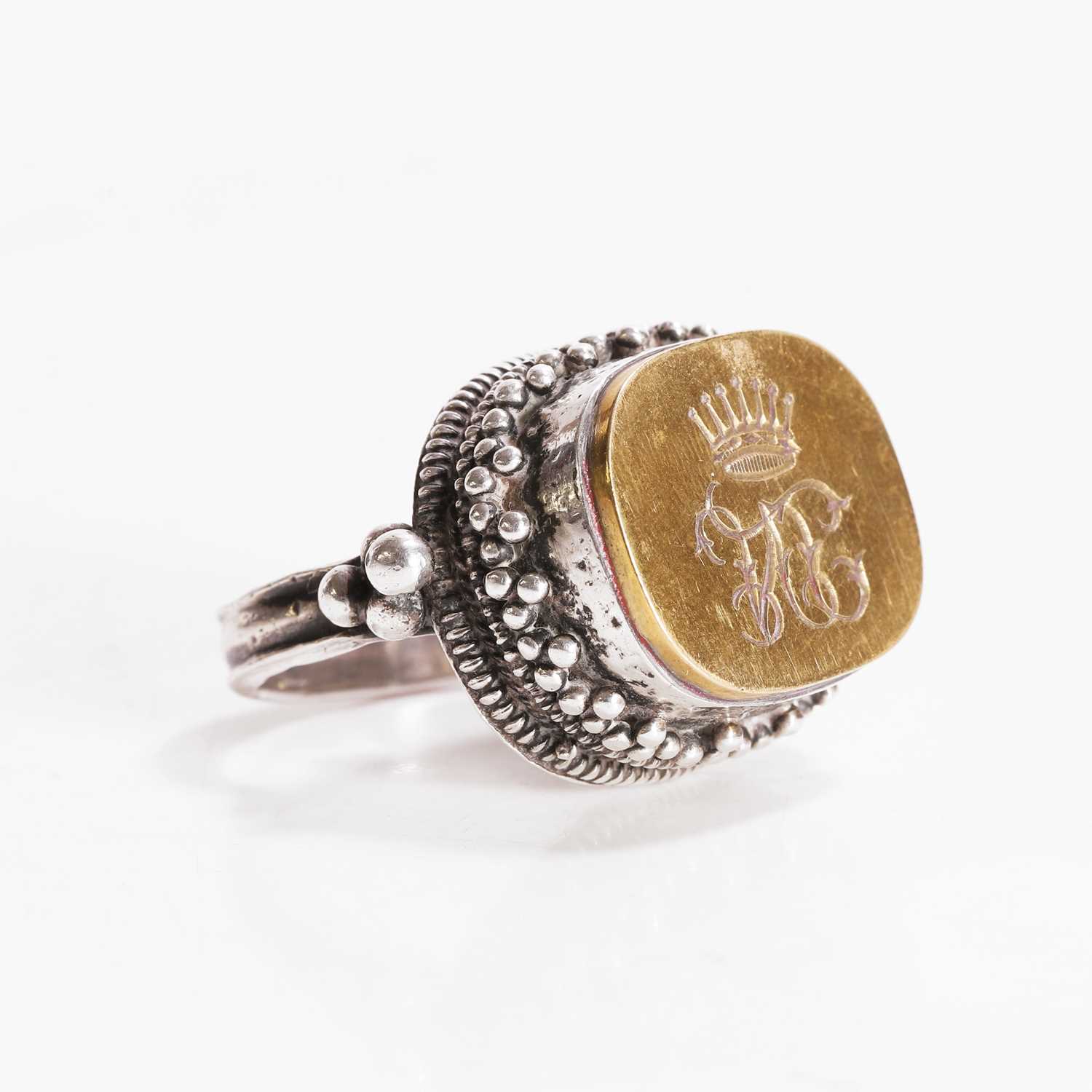 Lot 461 - An Anglo-Indian silver and gilt-metal ring,